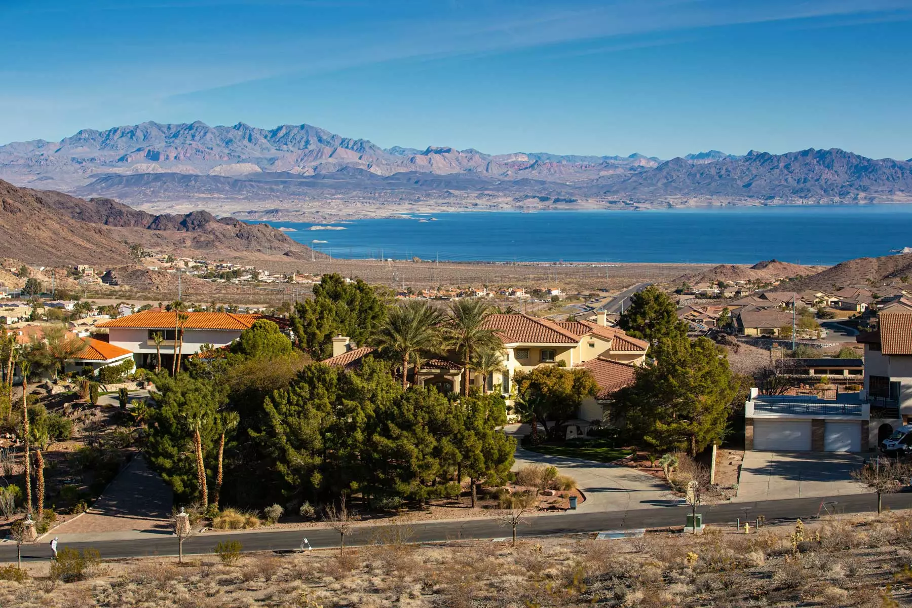 Lake Mead word op 11 Januarie 2022 vanaf 'n heuwel in die stad in Boulder City, Nevada, bekyk.