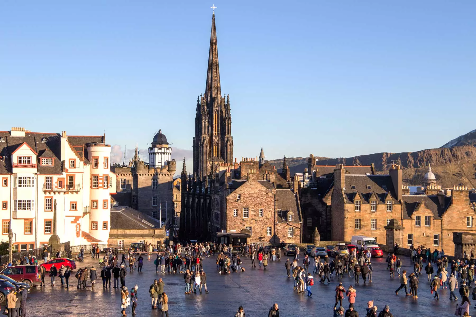 Vue sur la place des touristes depuis la porte du château.