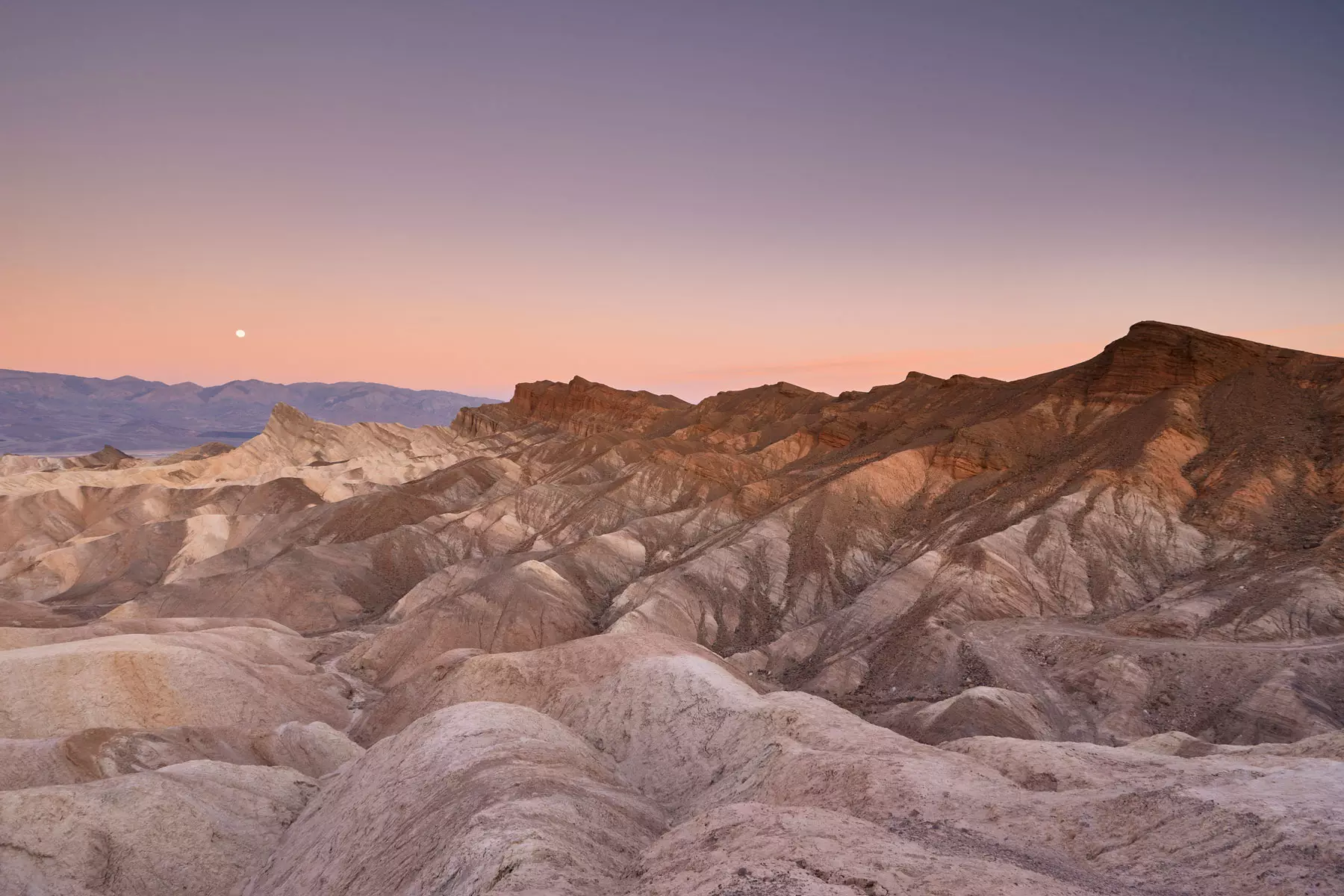 Rocky desert toj roob hauv pes thaum kaj ntug