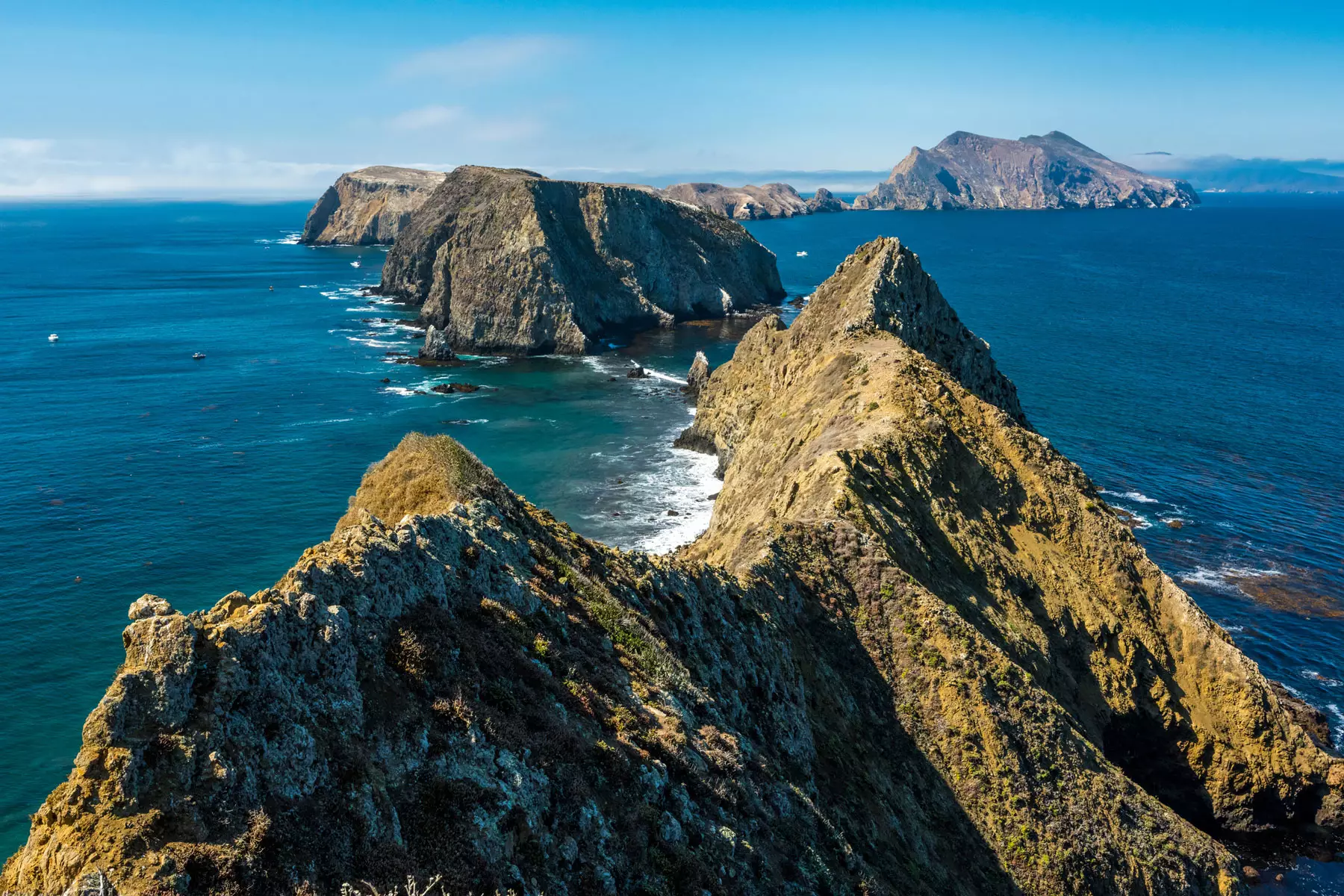 Planinski grebeni se uzdižu visoko nad Tihim oceanom