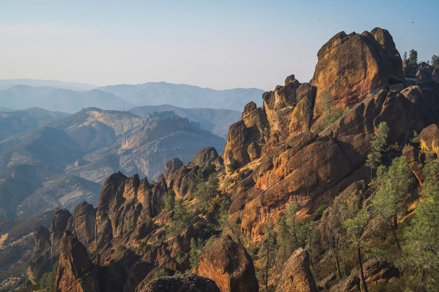 Radharc lánléargais ar shléibhte creagach i gcoinne na spéire, Páirc Náisiúnta Pinnacles, California