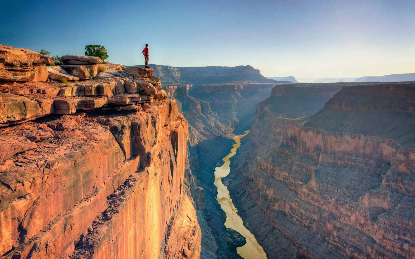 Persoon die op de rand van de Grand Canyon staat