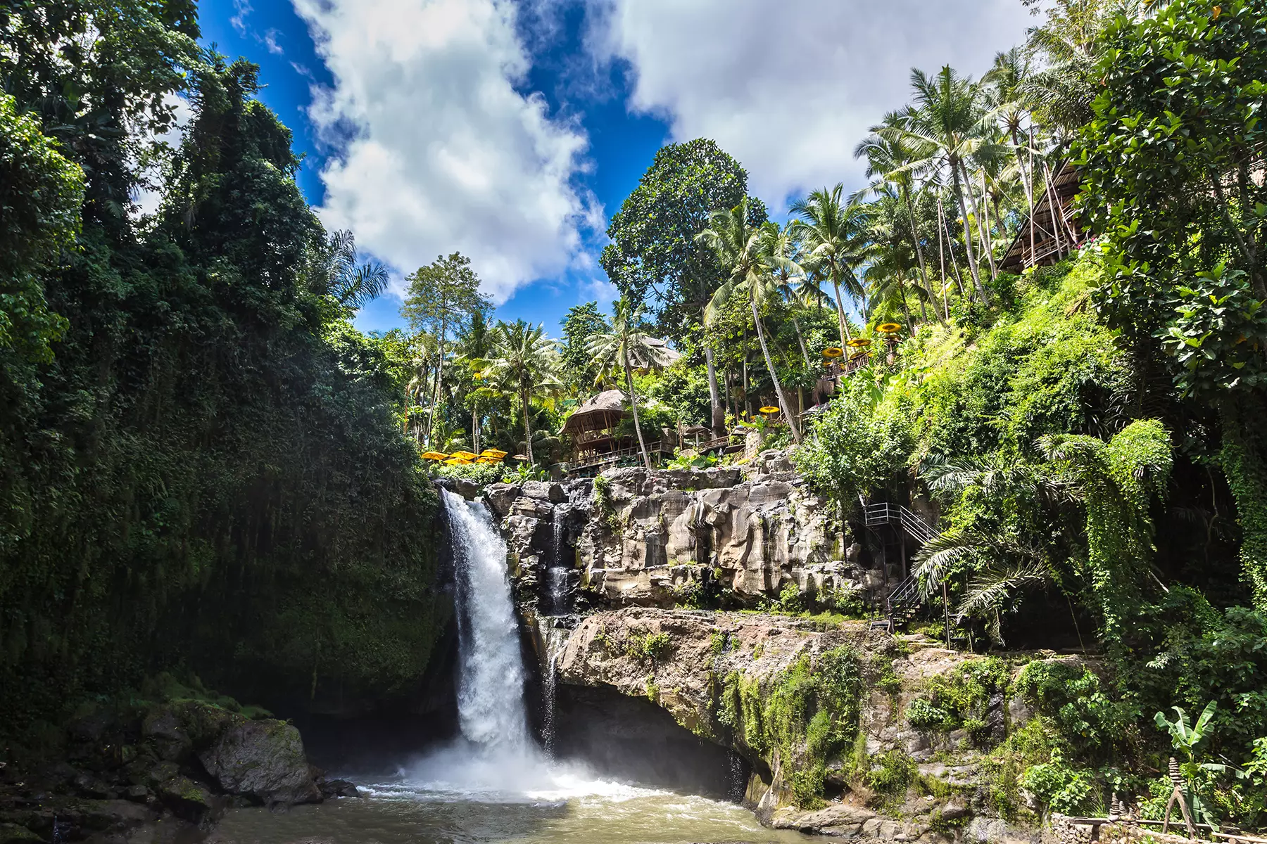 Tegenungan vattenfall på Bali, Indonesien i en solig dag