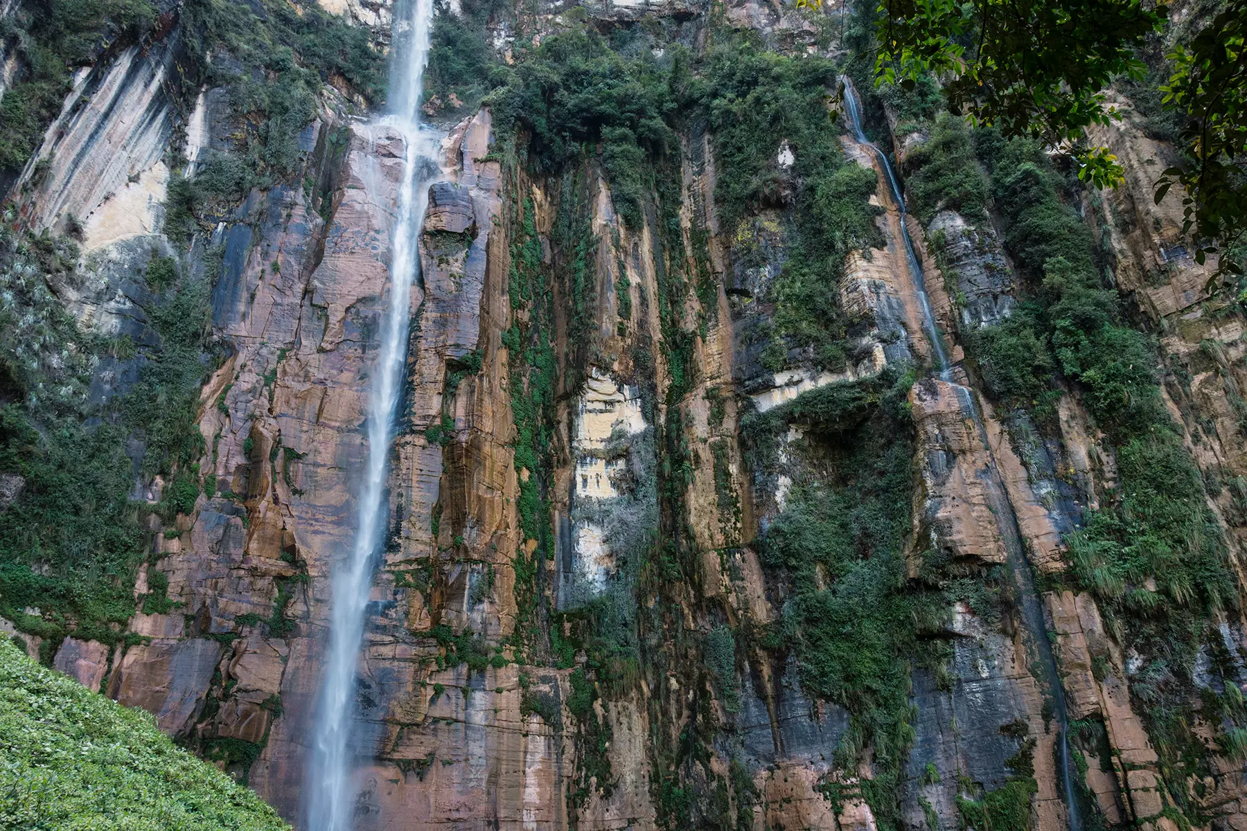 Yumbilla Falls perto da cidade de Cuispes, região norte peruana do Amazonas, a quinta cachoeira mais alta do mundo.