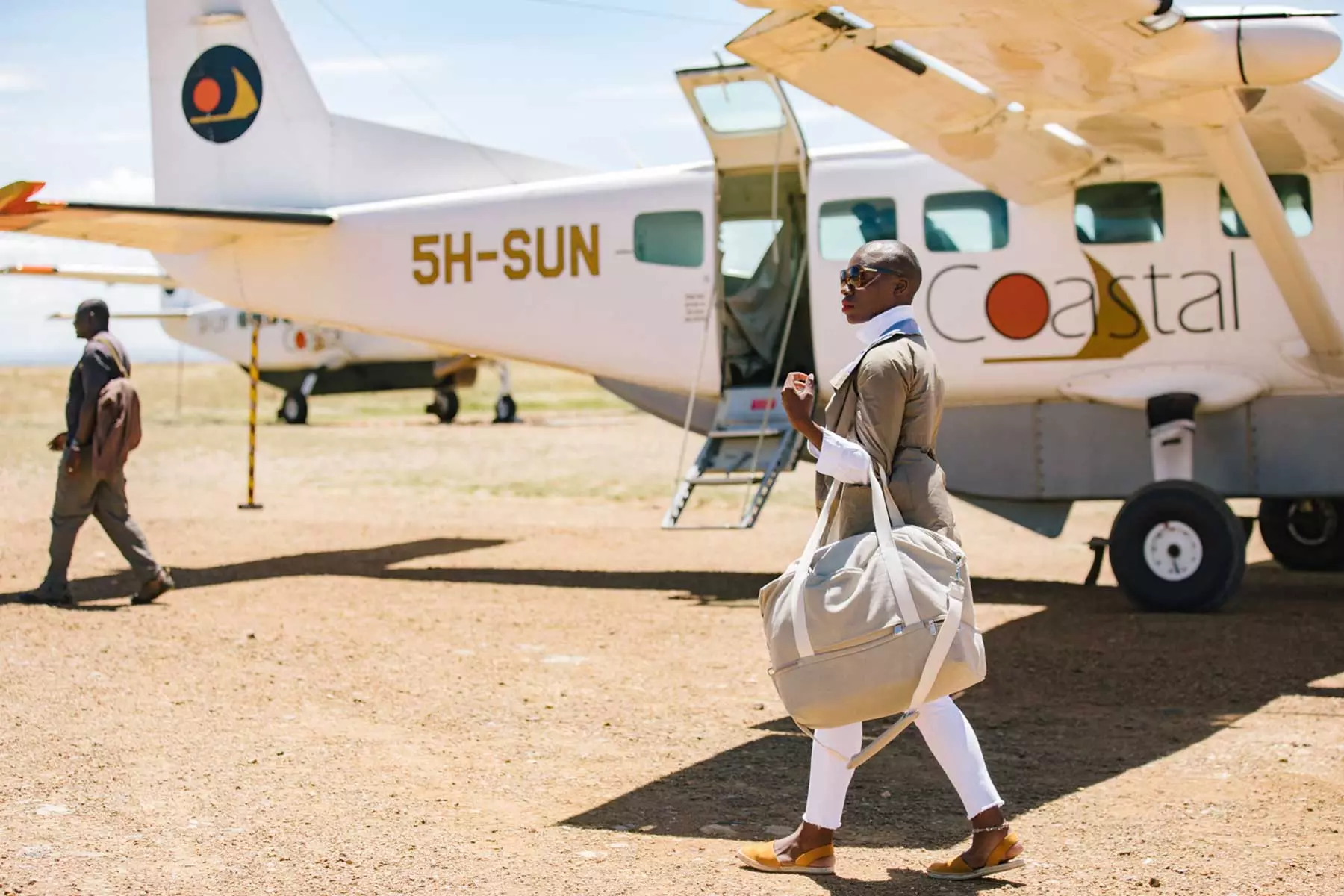 Jessica Nabongo a bordo di un aereo in Tanzania