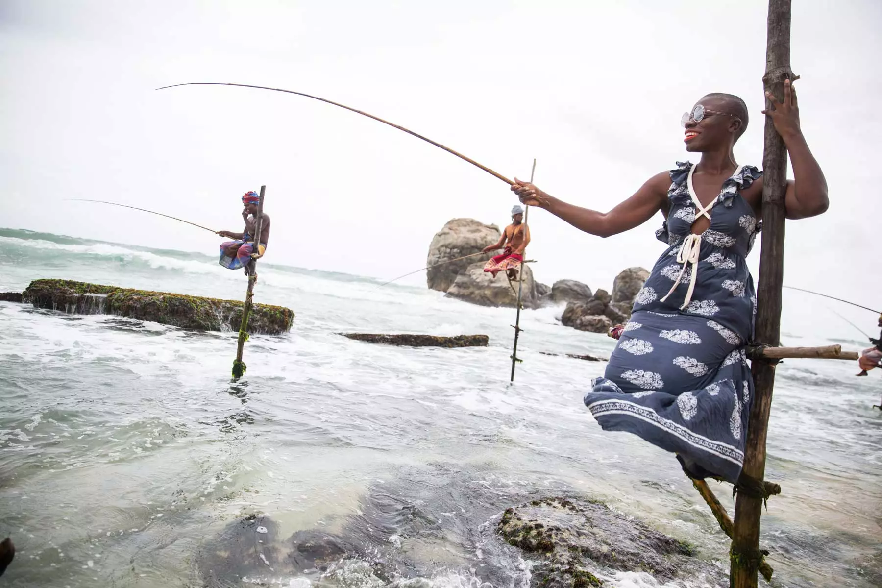 Jessica Nabongo pesca da un palo in Sri Lanka