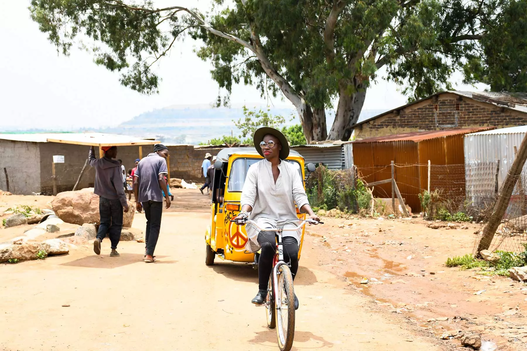 Jessica Nabongo in sella a una bicicletta a Soweto, in Sud Africa