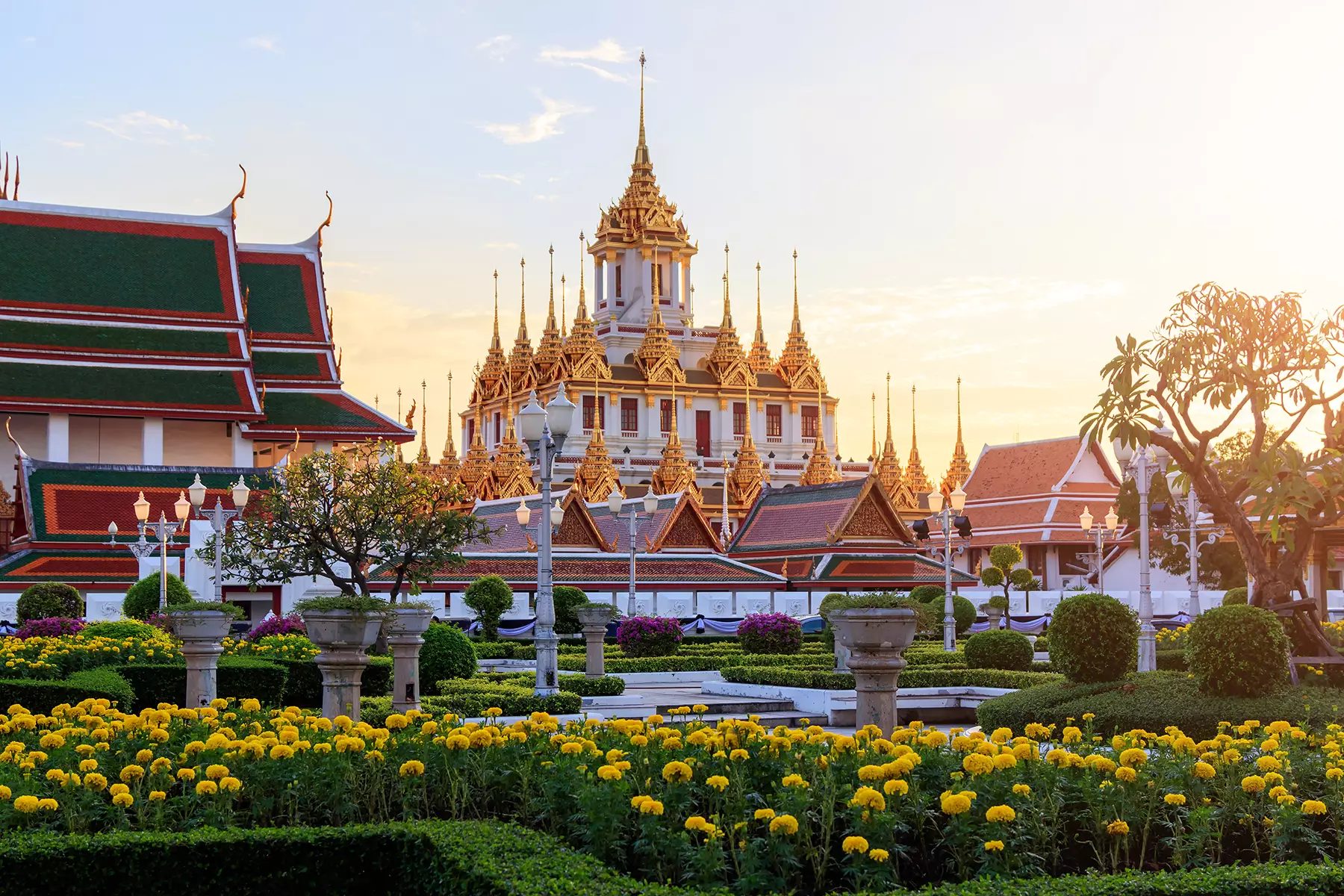 Langit sing éndah lan Kuil Wat Ratchanatdaram ing Bangkok, Thailand. Arsitèktur Thai: Wat Ratchanadda, Loha Prasat lan paviliun Tradisional Thai minangka salah sawijining landmark paling apik ing Thailand.