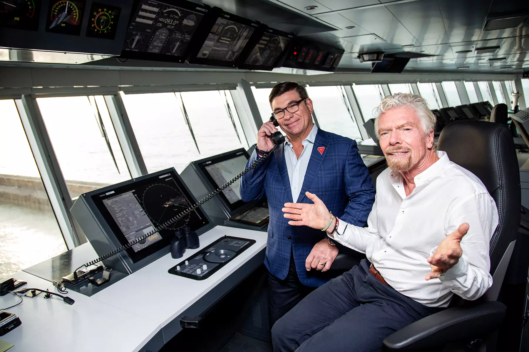 Richard Branson နှင့်အတူ Virgin Voyages အမှုဆောင်အရာရှိချုပ် Tom McAlpin နှင့်အတူ Scarlet Lady Virgin Voyages အပျော်စီးသင်္ဘောအသစ်ပေါ် ဖေဖော်ဝါရီ ၂၁၊ ၂၀၂၀။