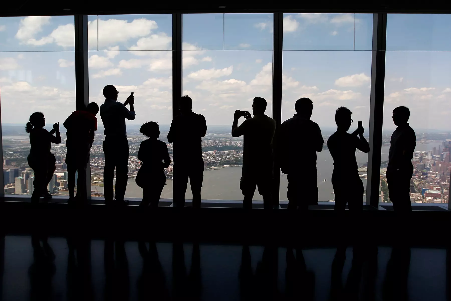 Grianghrafann daoine an radharc ón One World Observatory ag One World Trade Centre i Nua-Eabhrac