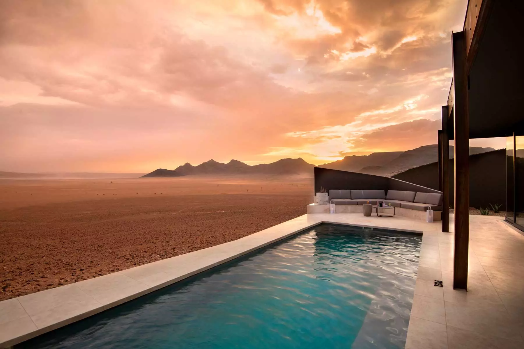 agus taobh amuigh de linn snámha príobháideach Desert Lodge de Sossusvlei