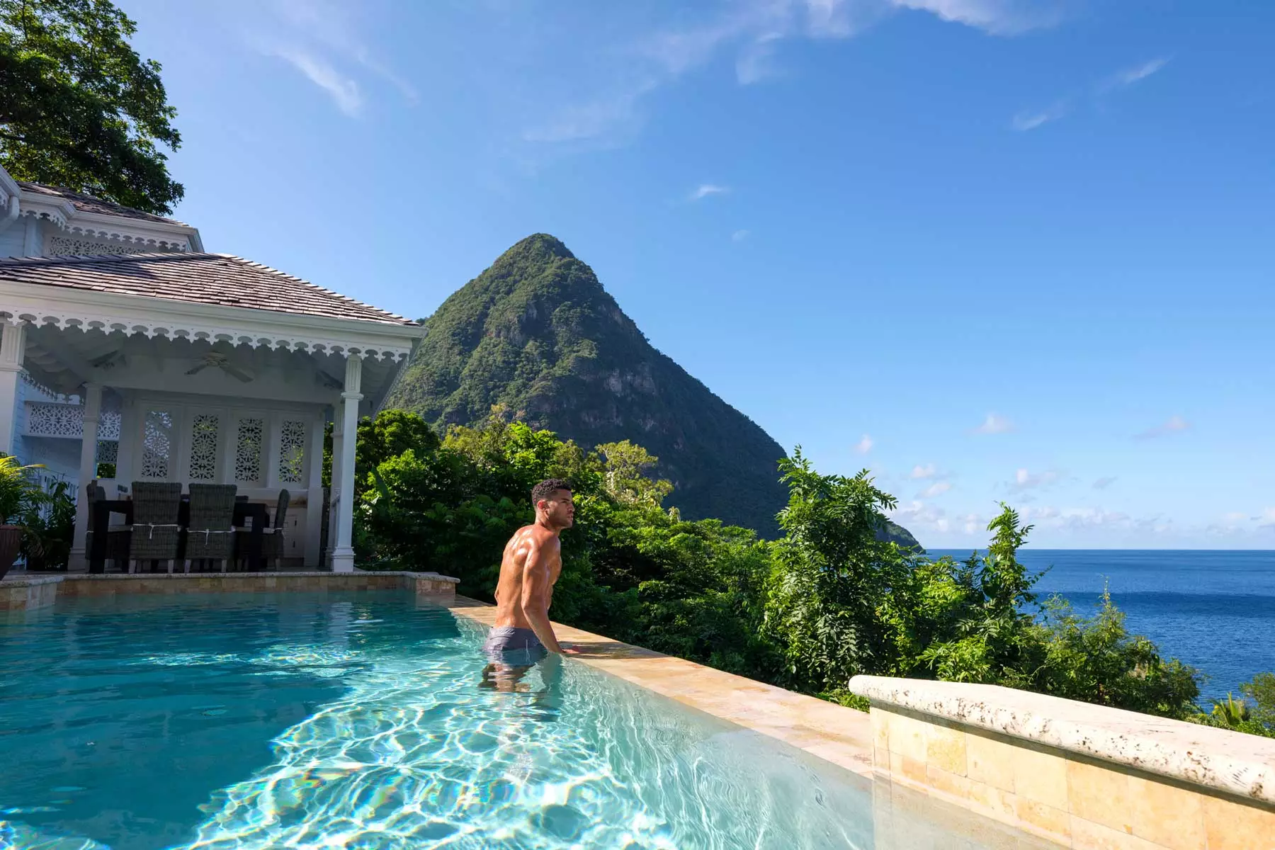 Sugar Beachs private pool med mand, der kigger på havet