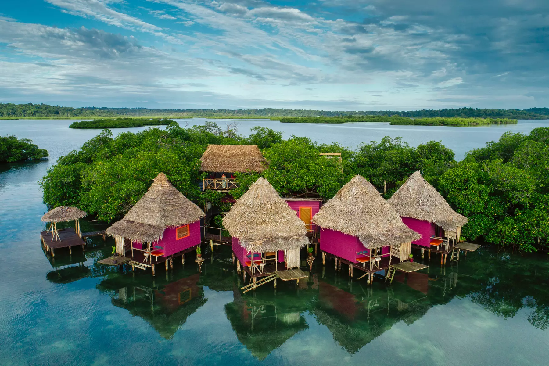 Bungalovi iznad vode u Urraca Private Island Eco Resort u Panami