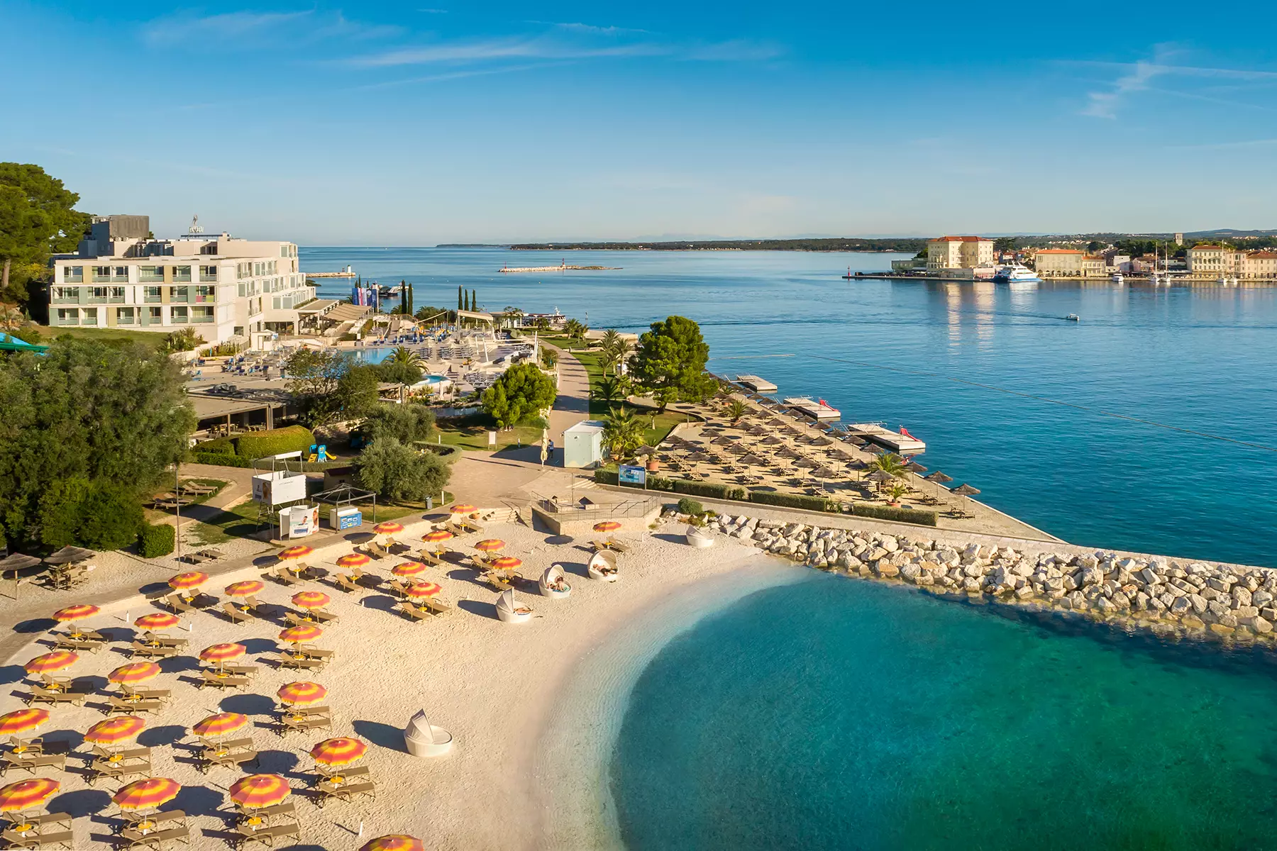 Pogled iz zraka na plažu i ljetovalište Isabella Valamar Collection Island Resorta u Hrvatskoj