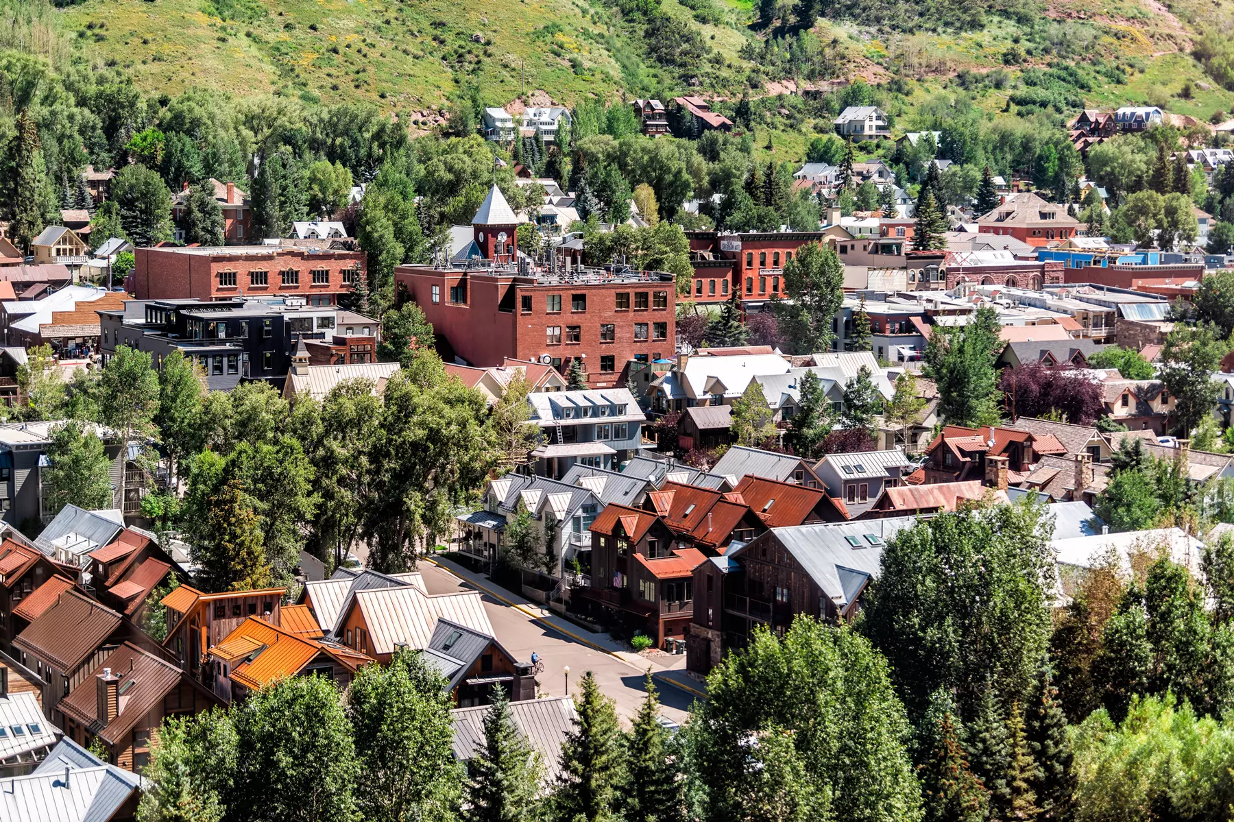 Telluride, kota leutik Colorado kalayan pandangan panon manuk sudut luhur hawa tina bentang kota tina gondola gratis ka désa gunung dina usum panas