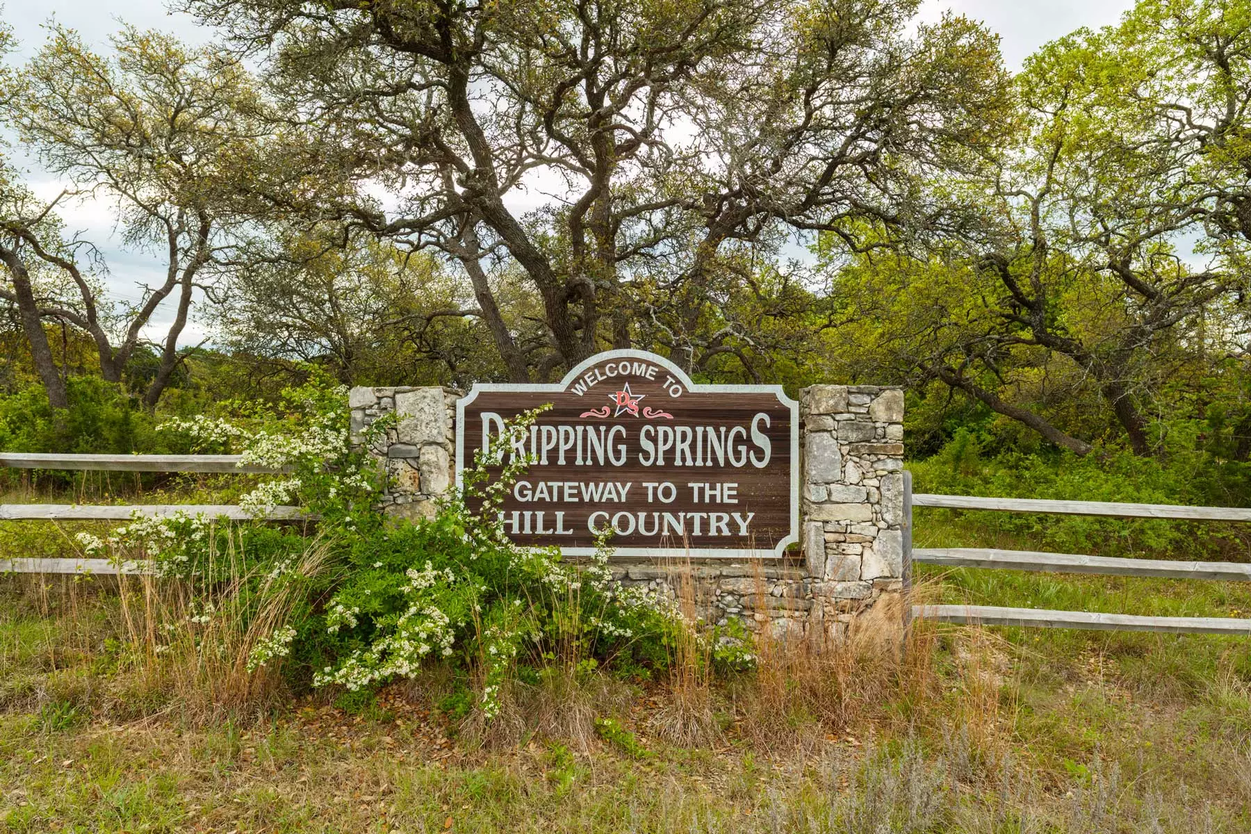 Szép üdvözlő tábla, amikor belépsz ebbe a kis városba a Texas Hill Country-ban, Hays megyében, Texas festői központjában.