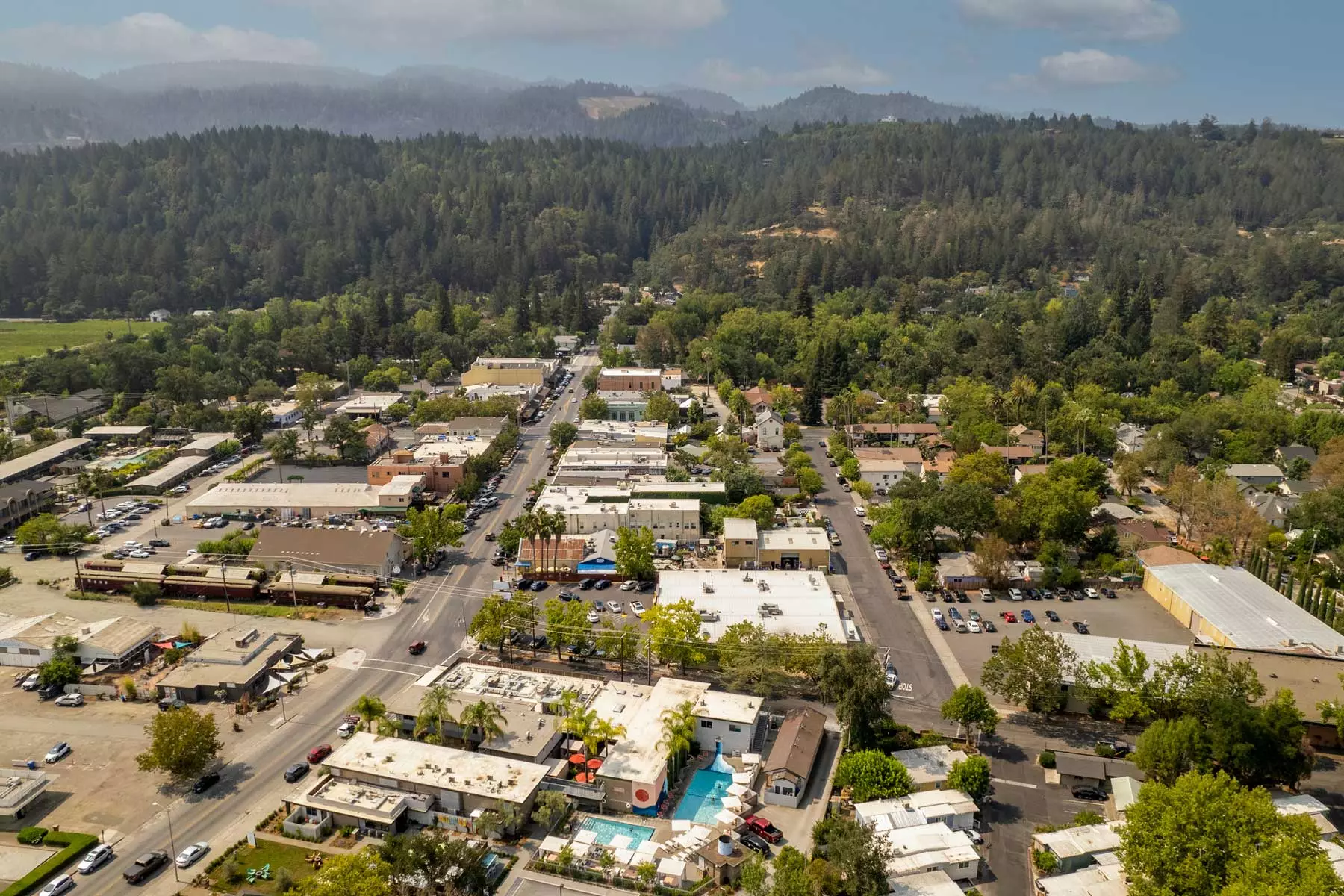 Taas nga kalidad nga aerial nga mga litrato sa Calistoga, California, usa ka gamay nga lungsod sa kabanikanhan sa Amihanang California nga naila sa mga nag-unang wineries niini.