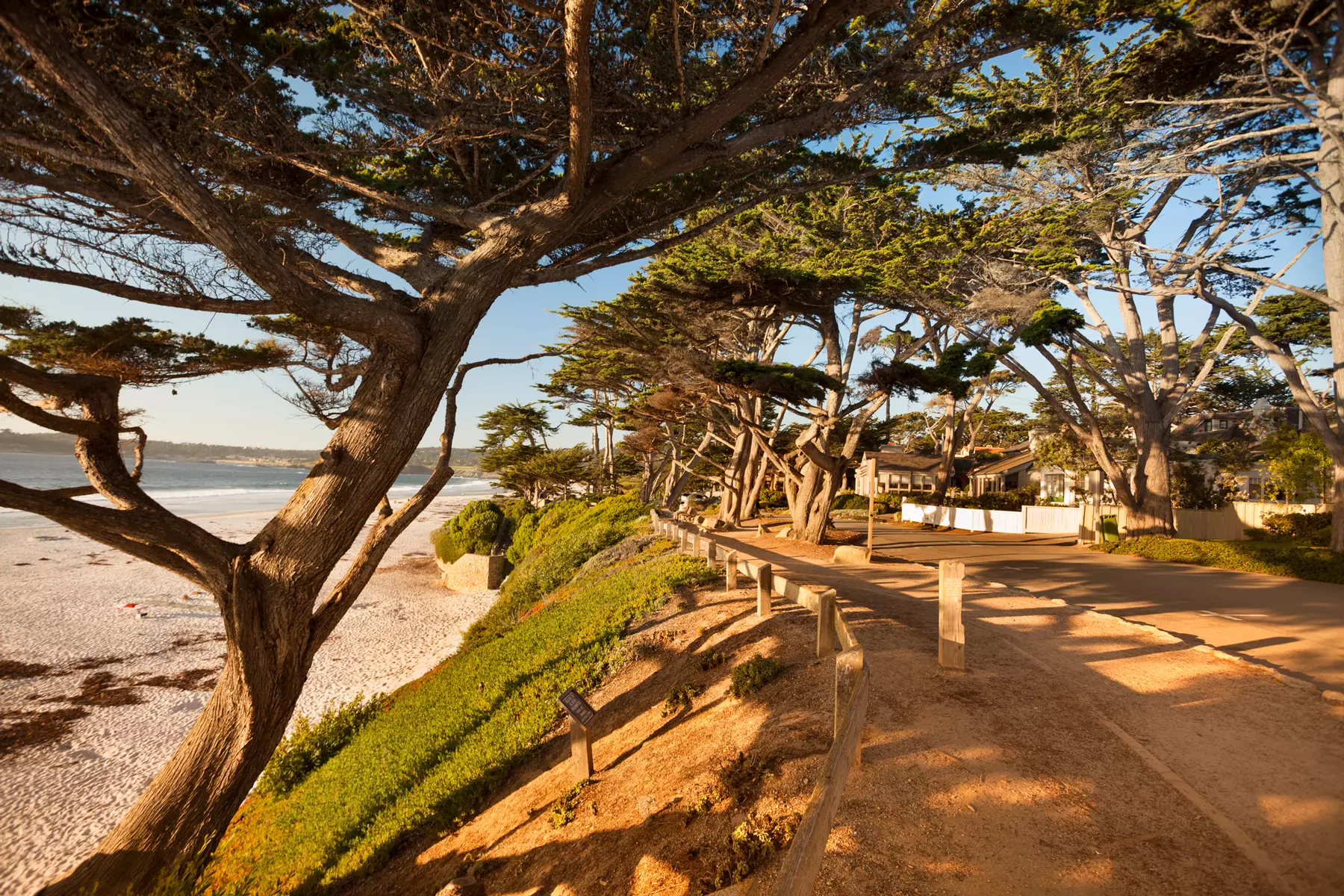 Isitalato kunye ne-walkway kwi-Carmel Beach e-Karmele-by-the-Sea