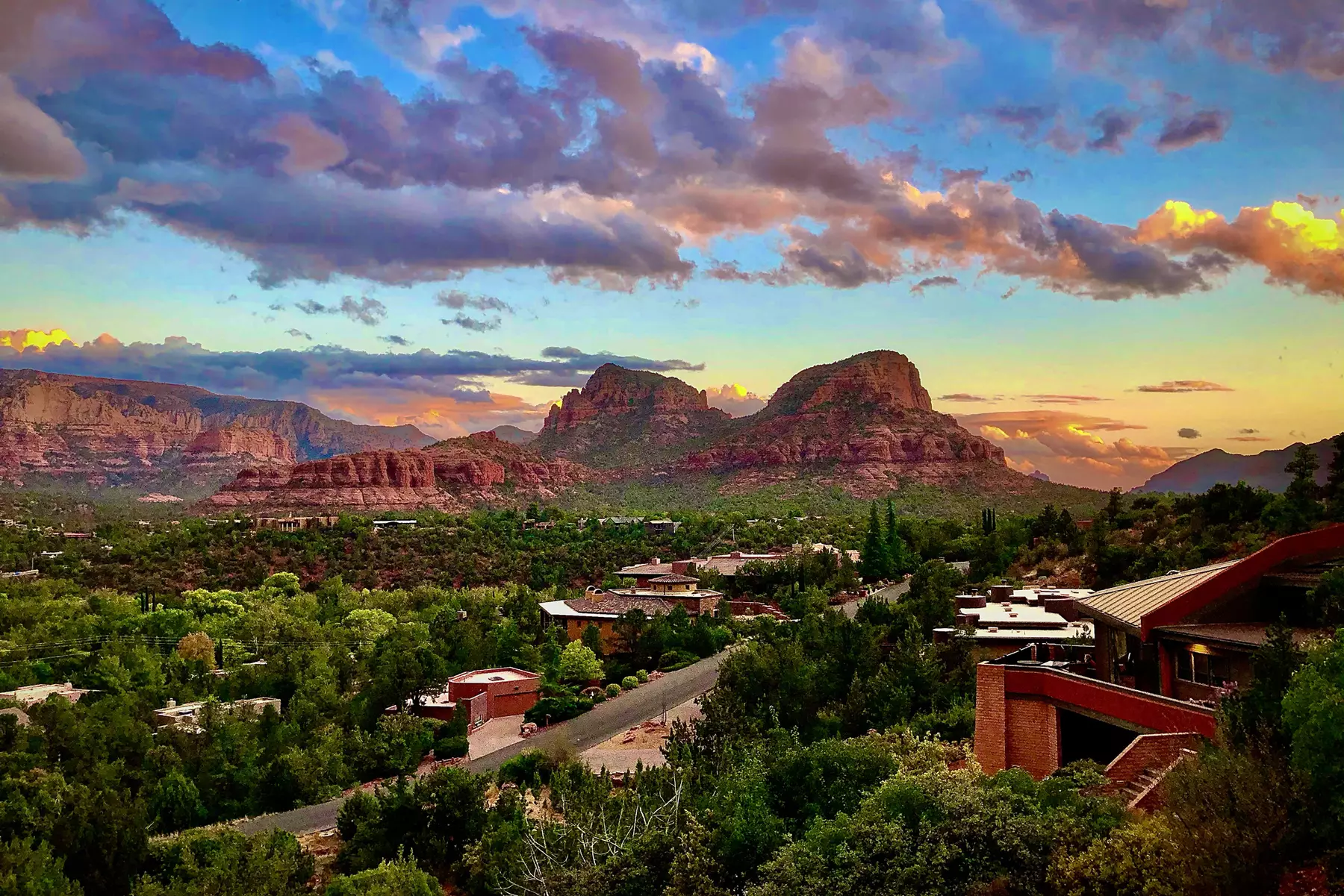 Langit dicét of Sedona Arizona di gugur salaku panonpoé pakait handap cakrawala gurun