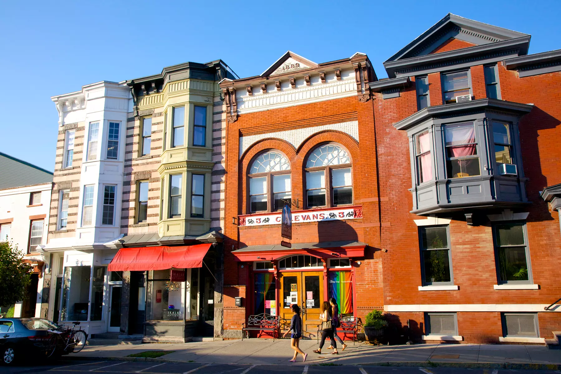 Solid reade en gestreepte bakstiennen gebouwen oan Warren St yn Hudson, New York