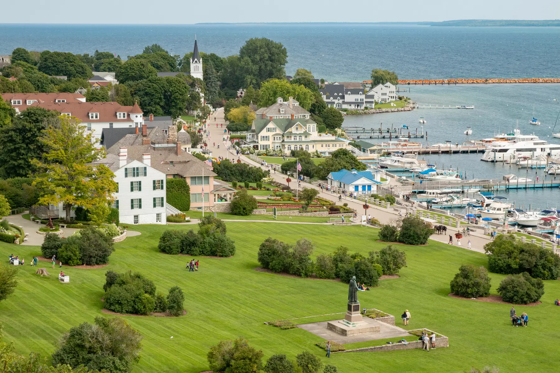 IMarquette Park ijongwe ukusuka eFort Mackinac eMackinac Island, eMichigan