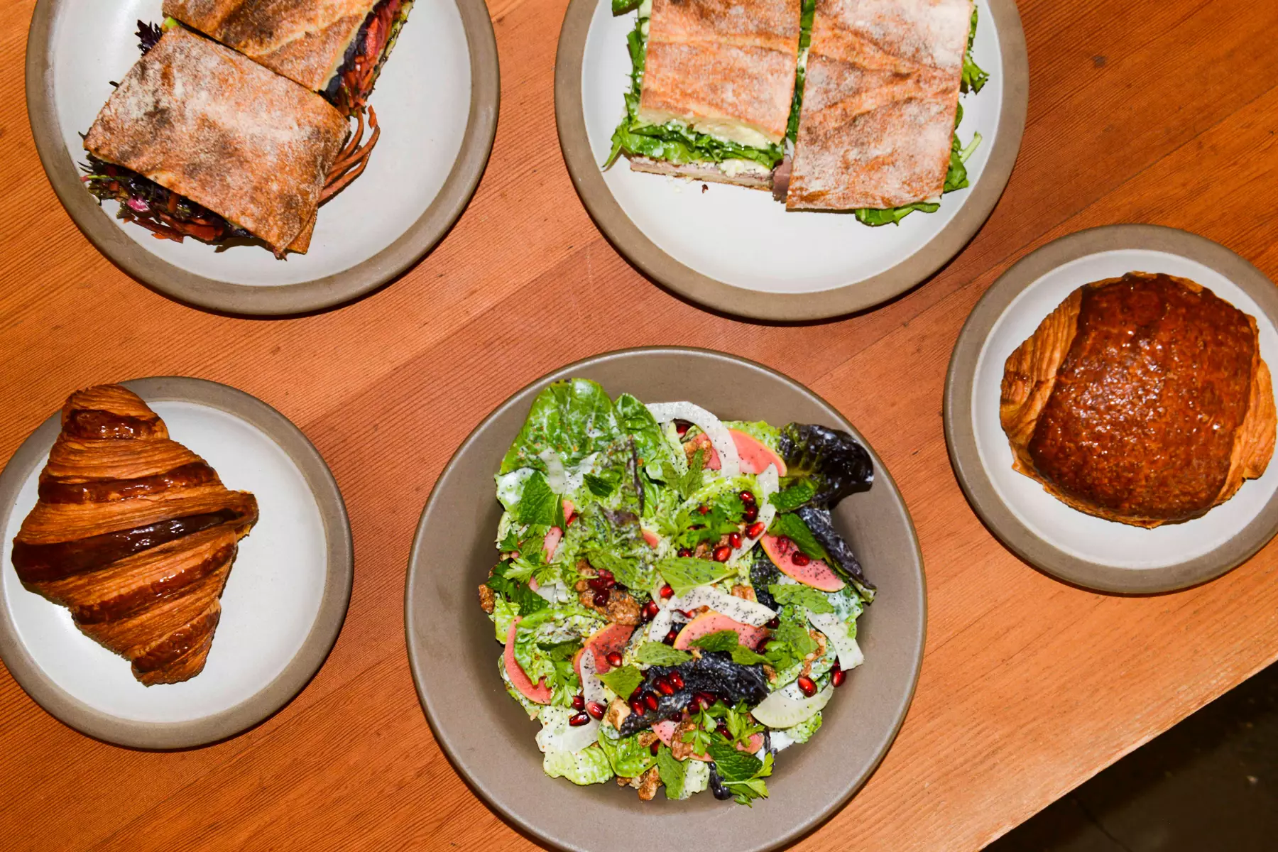 Kue-kue dan salad dengan sandwich dari Tartine Manufactory di San Francisco