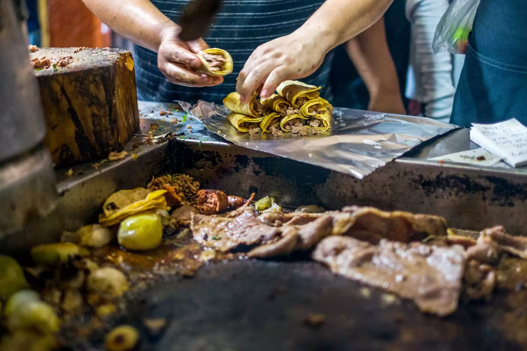 Een straatverkoper maakt taco's in San Miguel de Allende, Mexico