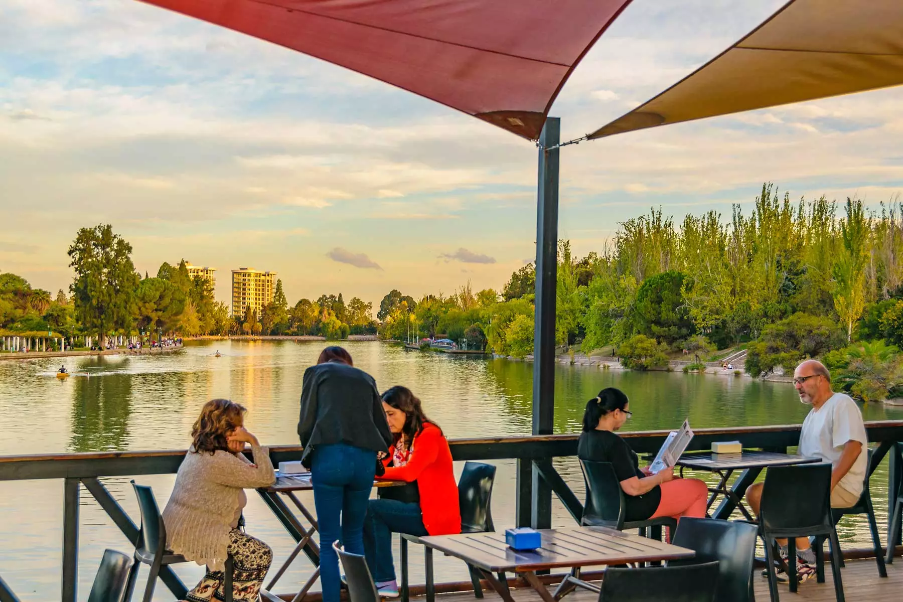 Emberek a vízparti szabadtéri bárban a San Martin Parkban, Mendoza fővárosában, Argentínában