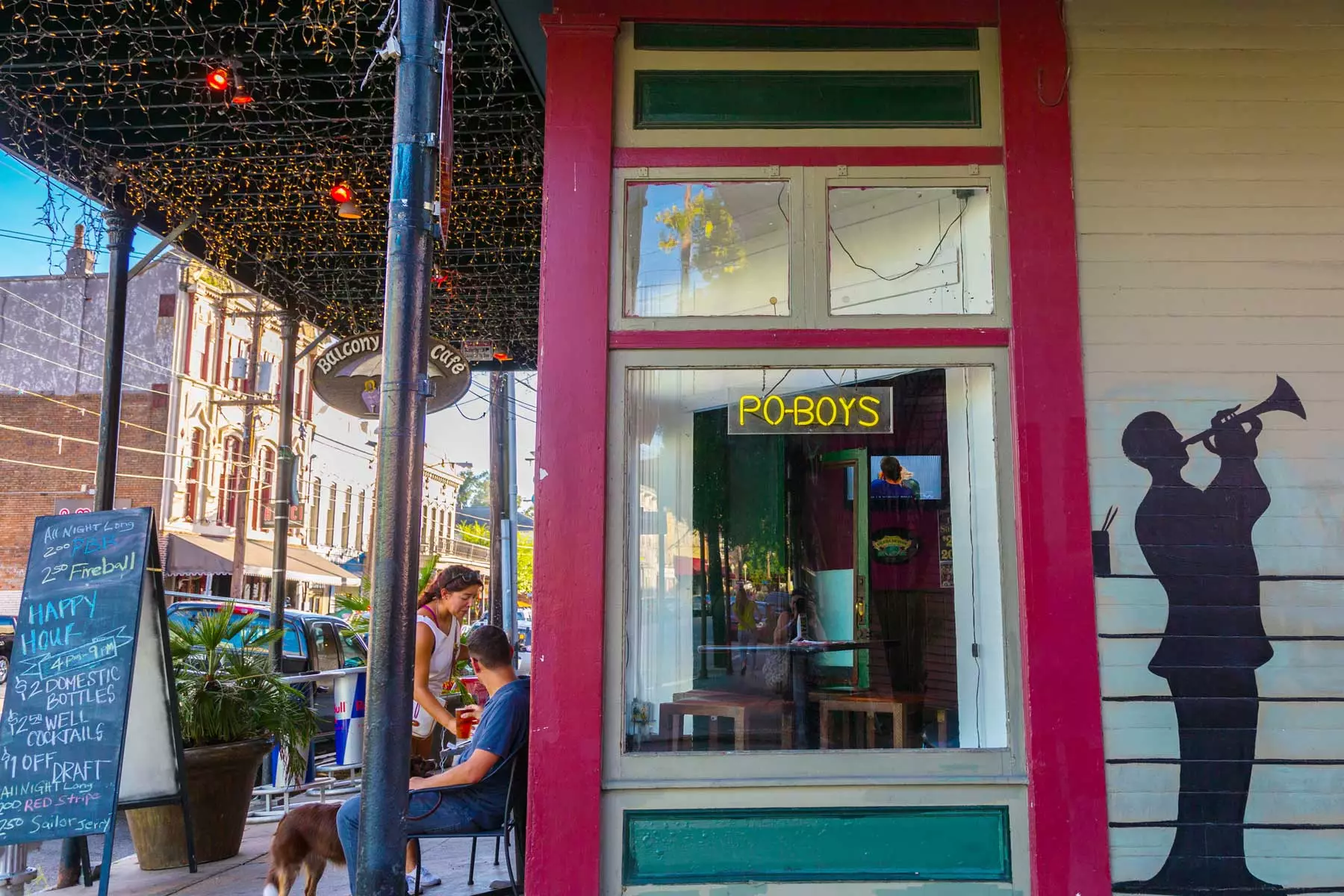 Restoran Po-Boy ing sadawane Magazine Street ing Distrik Taman New Orleans