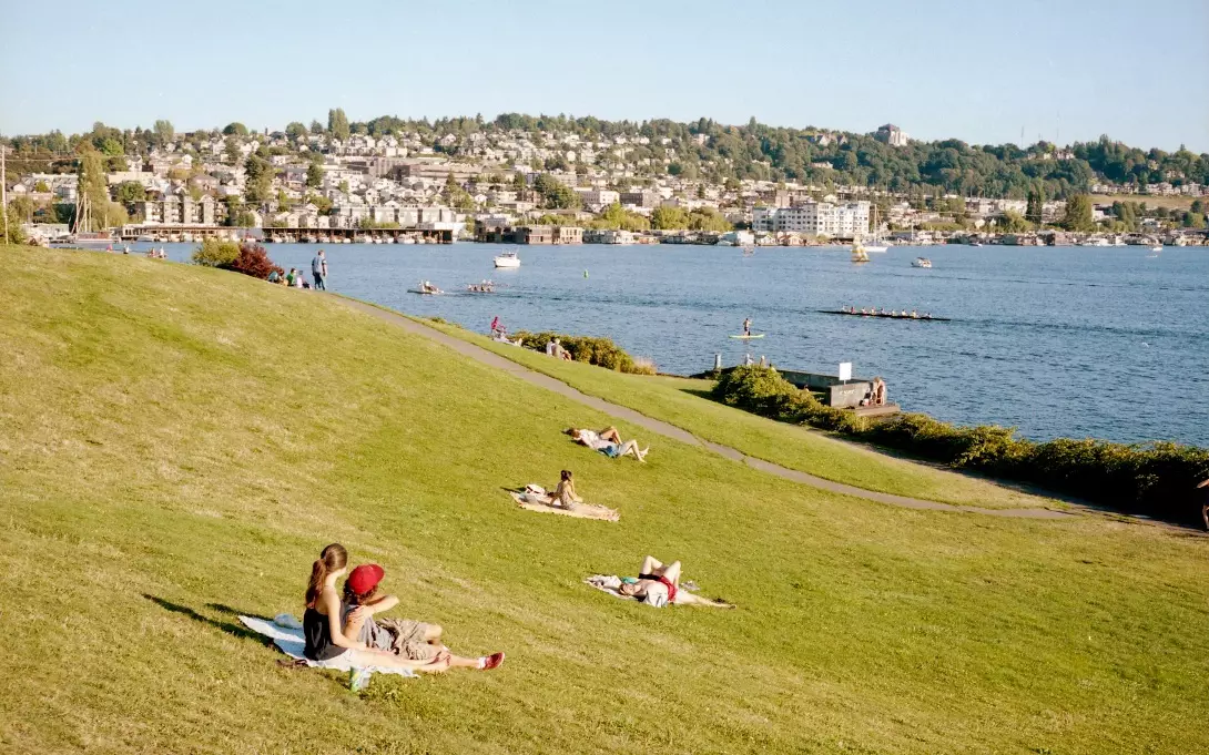 Ľudia v parku v Seattli, Washington