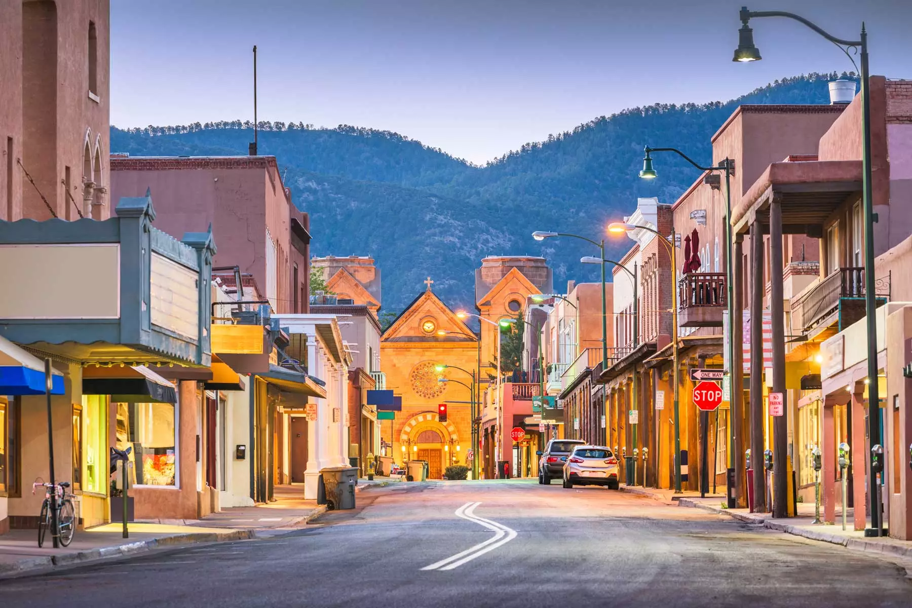 Santa Fe, New Mexico, VSA stadsbeeld in die middestad en straat teen skemer.