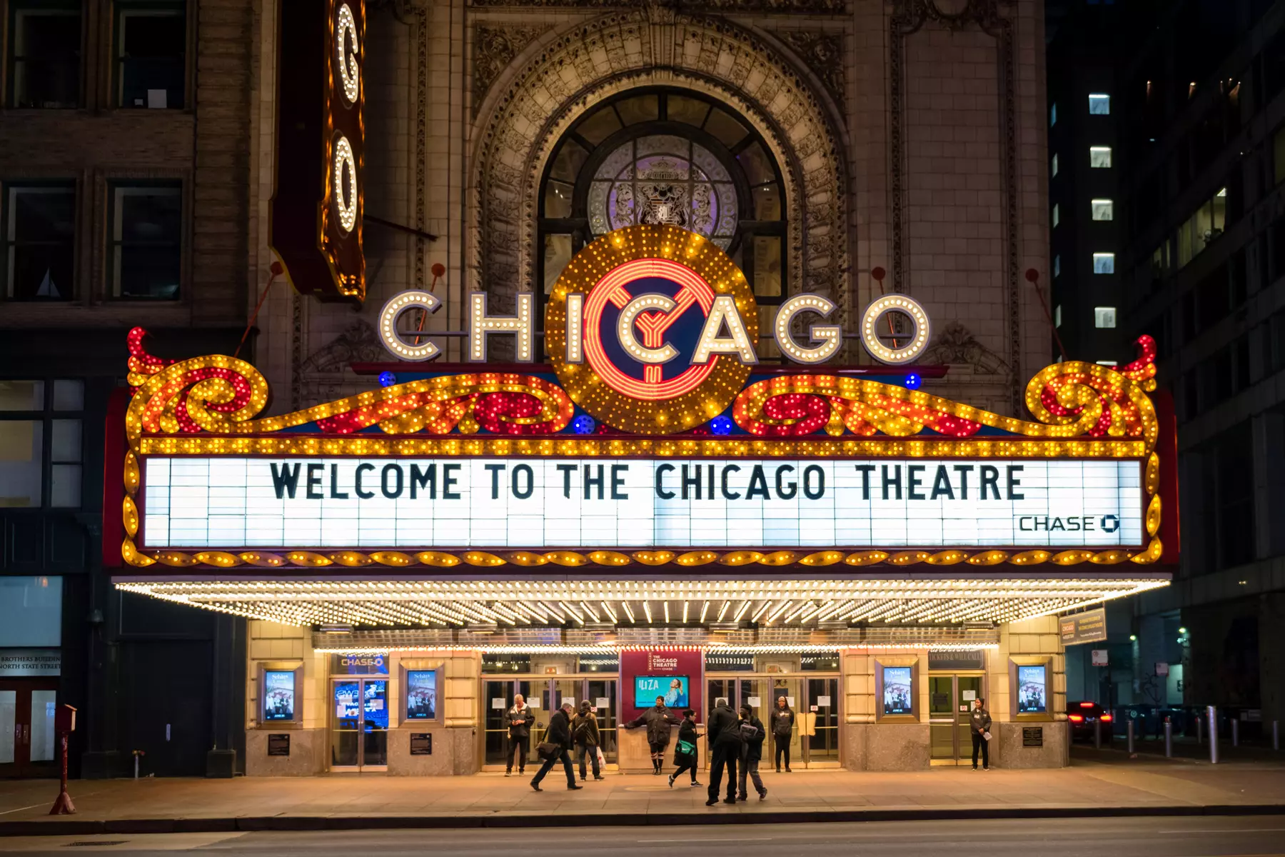 Vroeg in de avond het verlichte Chicago Theatre downtown in de lus.