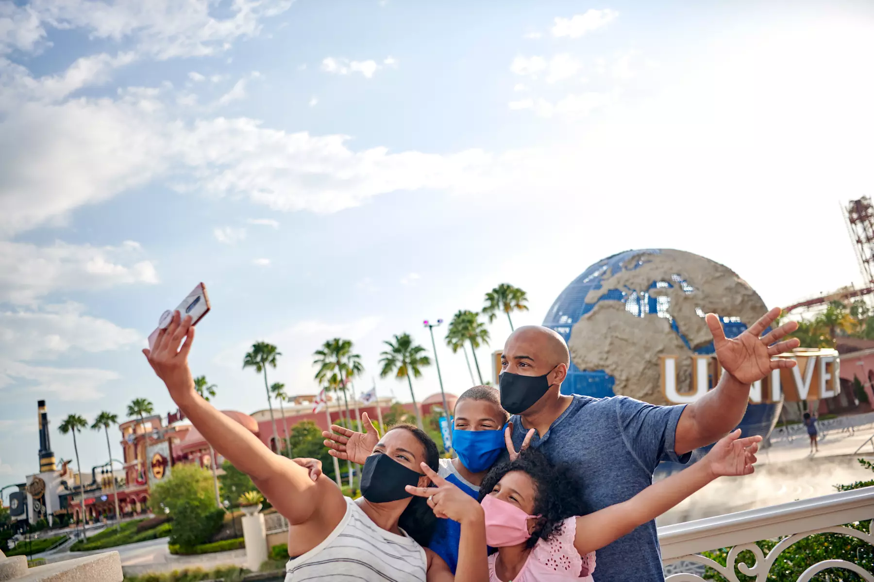 Universal Orlando'da maskeli aile 2020'yi yeniden açıyor