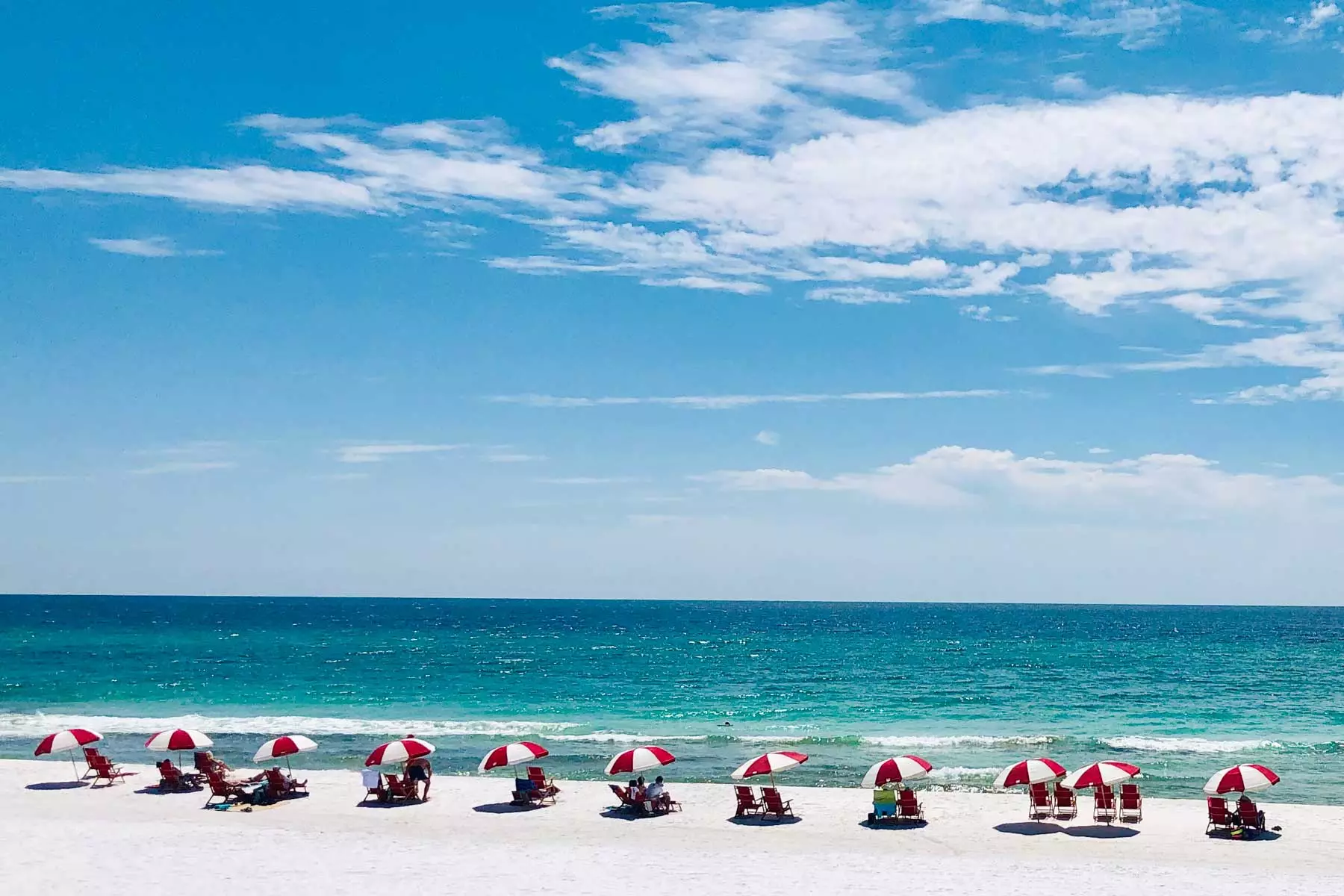 Fila di sedie a sdraio e ombrelloni a Miramar Beach, Florida