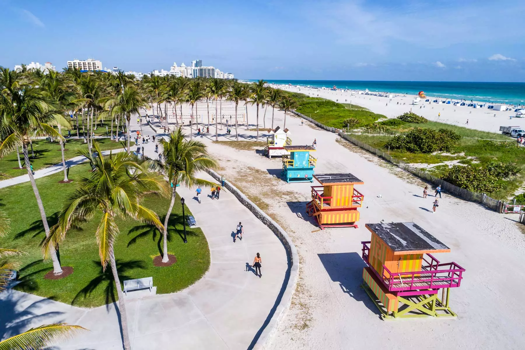 Miami Beach, Aerial of Art Deco District, Lummus Park, stazioni di bagnino e riva