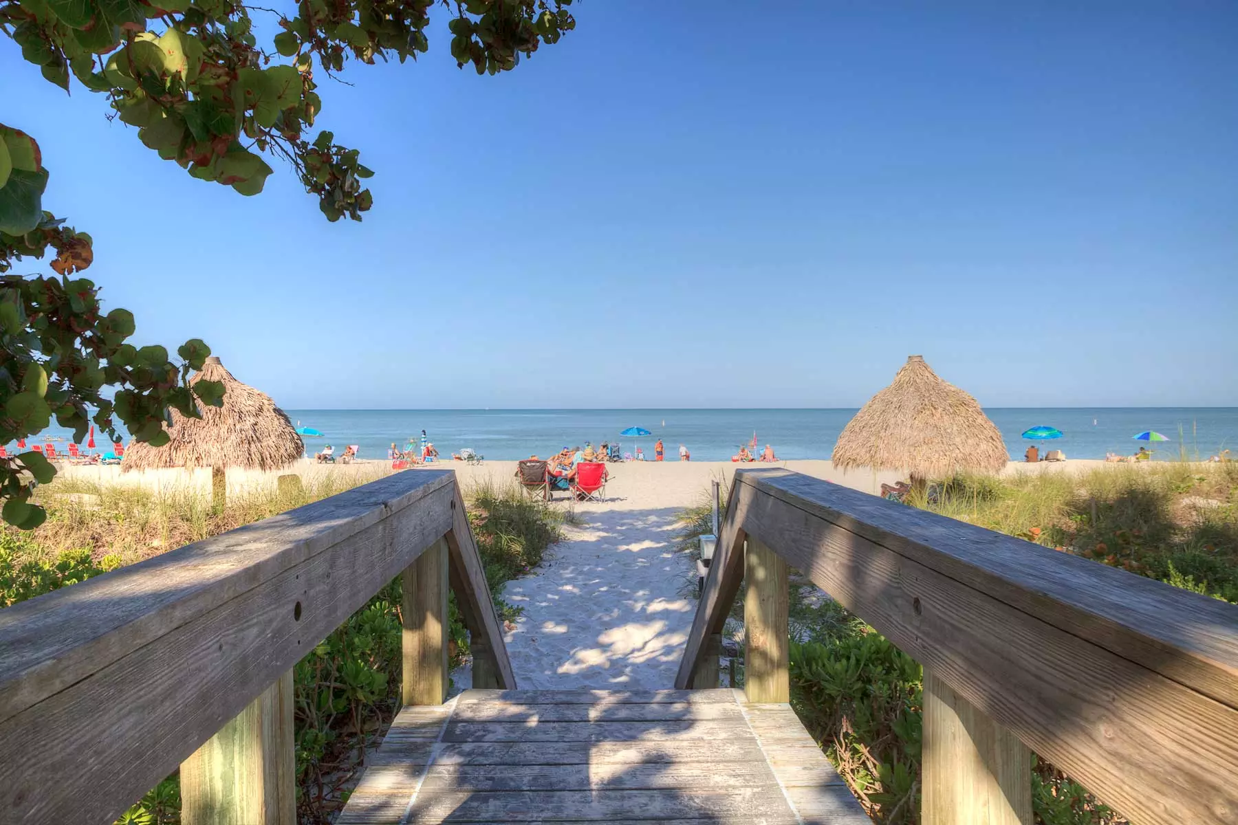 Czyste błękitne niebo nad plażą Lowdermilk