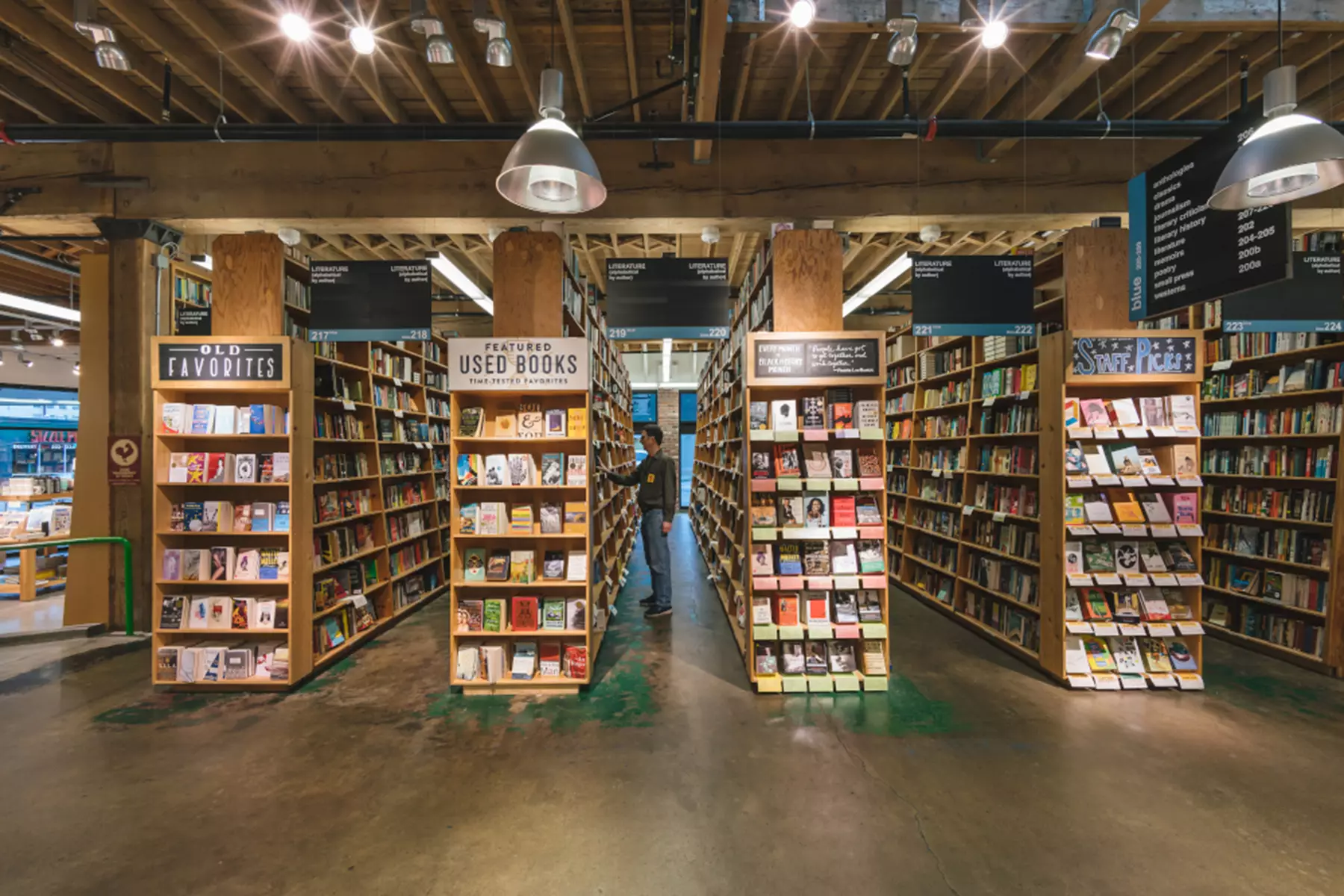 Het interieur van Powell's City of Books in Portland, OR