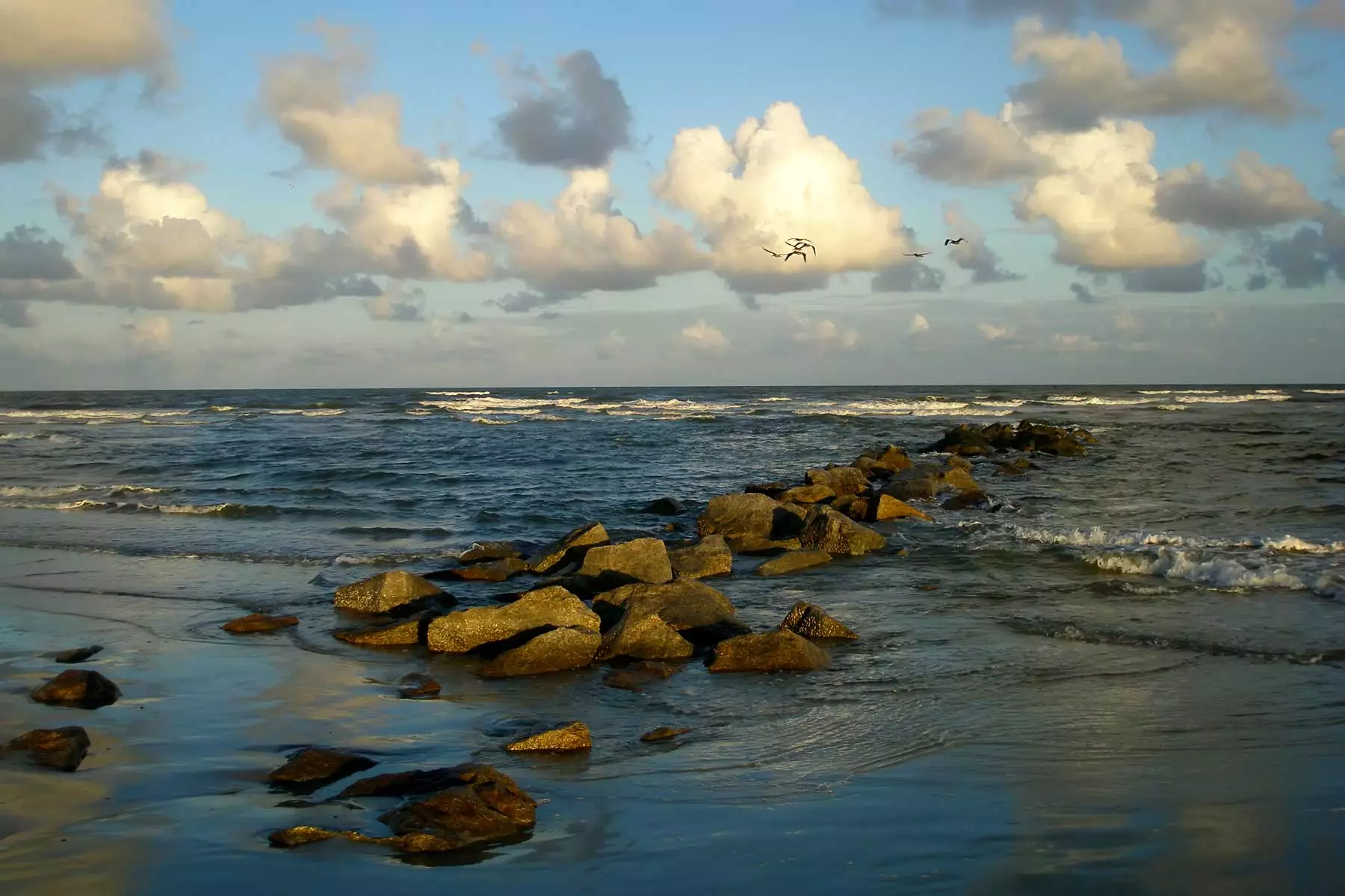 Spéider Nomëtteg Strandlandschaft mat Fielspier, op Tybee Island, Georgia