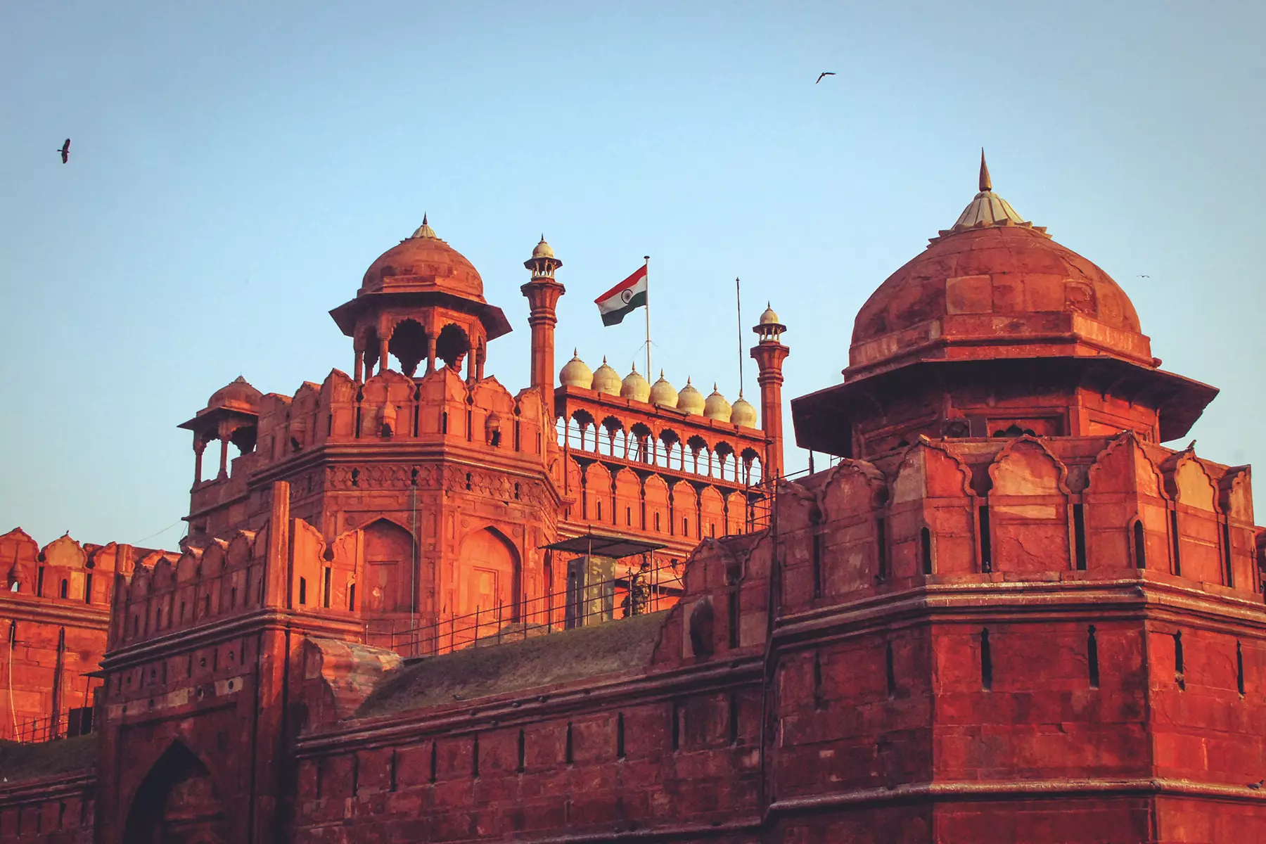 A bandeira tricolor no Forte Vermello (lal quila), Nova Delhi, India.