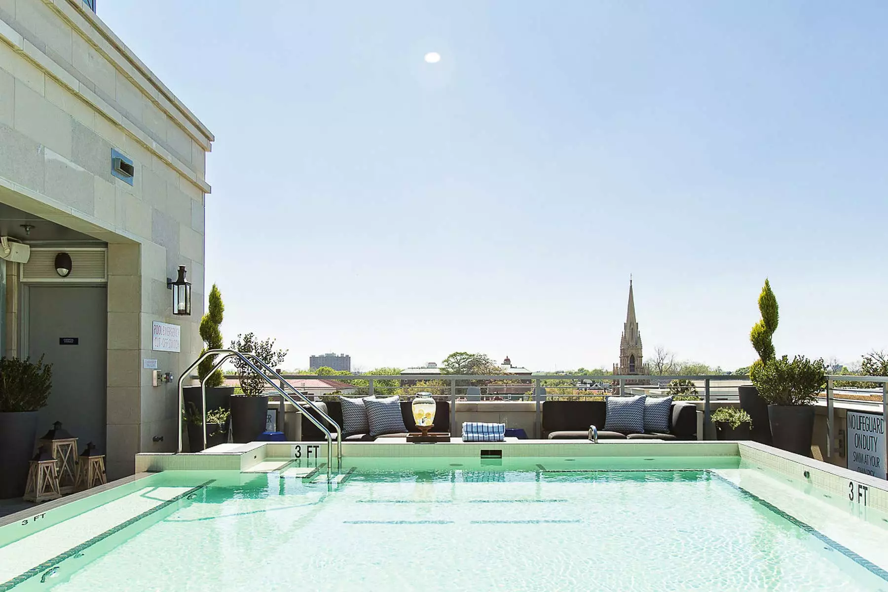 Vista da piscina na cobertura do hotel The Restoration, com vista para Charleston, SC