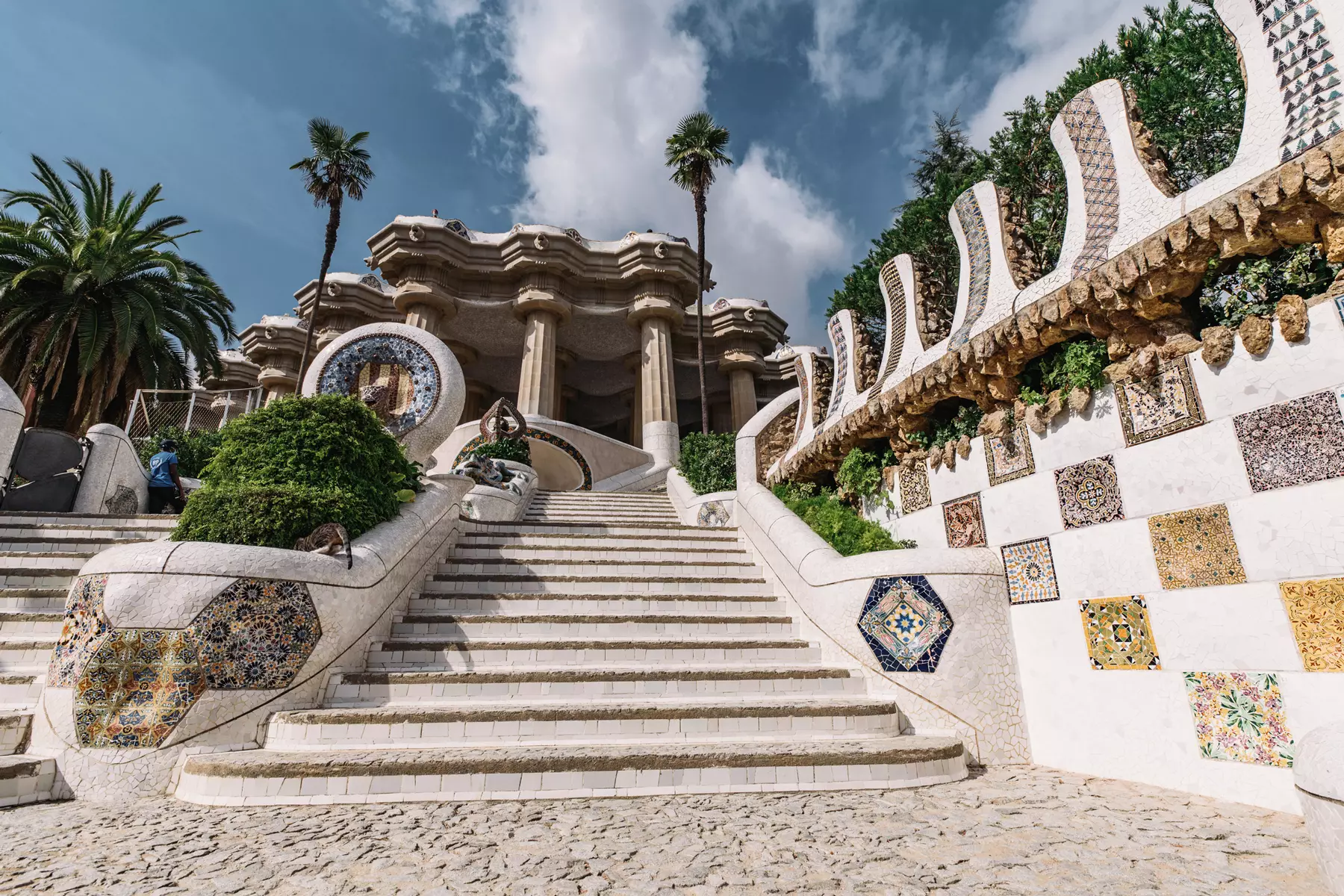 មានទិដ្ឋភាពនៃផ្នែកនៃ Park Güell ដែលជាប្រព័ន្ធឧទ្យានសាធារណៈដែលផ្សំឡើងដោយសួនច្បារ និងធាតុស្ថាបត្យកម្មដែលមានទីតាំងនៅ Barcelona, Catalonia ប្រទេសអេស្ប៉ាញ។