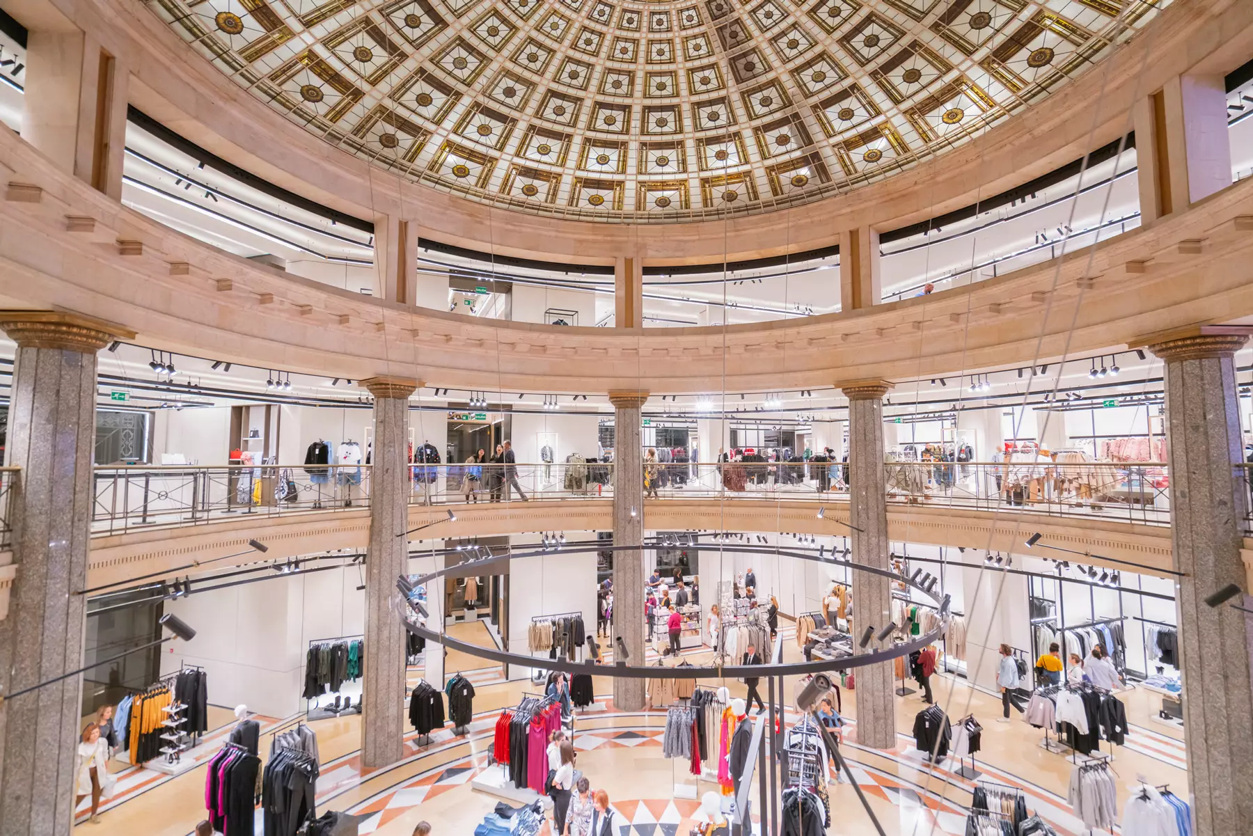 Grootste Zara-winkel ter wêreld Geleë aan die een kant van Plaça Catalunya in Barcelona, Spanje