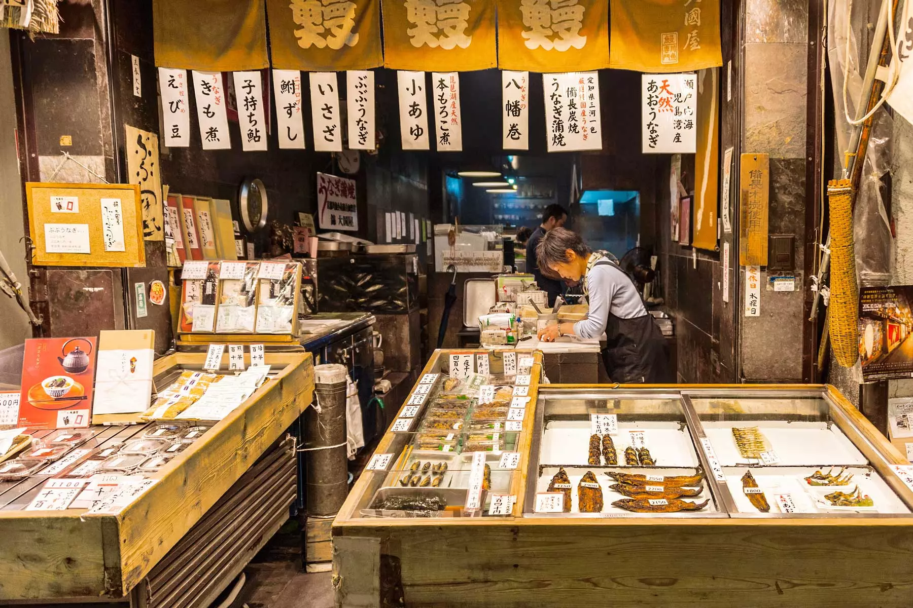 Tregtar peshku në tregun Nishiki në Kioto, Japoni