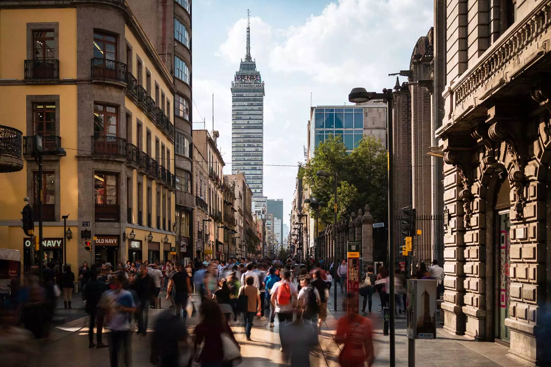 Voetgangers in die beroemde Madero-loopstraat in die historiese sentrum van Mexikostad, Mexiko