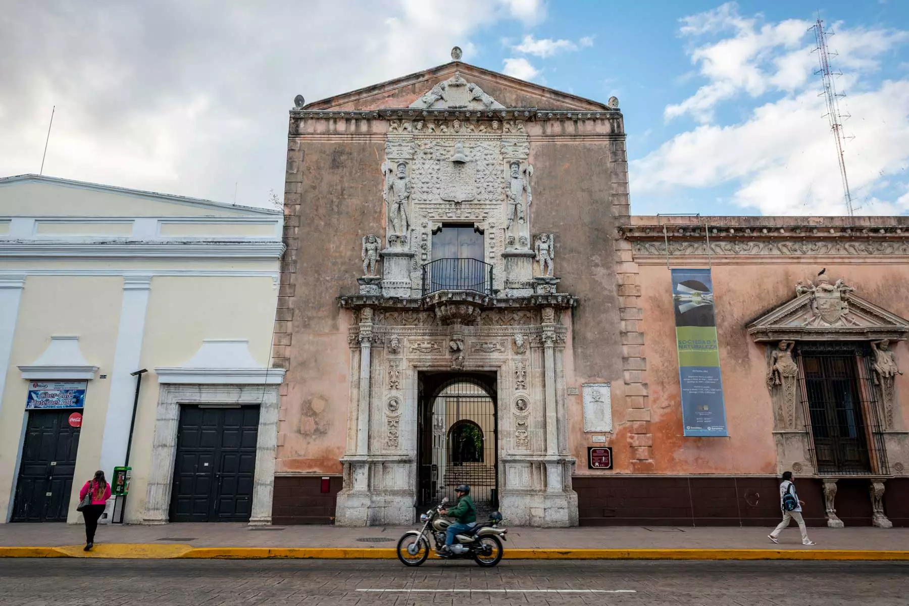 ’n Motorfietsryer ry verby die Casa de Montejo, wat uit 1540 dateer en aan die suidekant van Plaza Grande in Merida, Mexiko geleë is. Dit het oorspronklik soldate gehuisves, maar is gou omskep in 'n herehuis wat lede van die Montejo-familie tot die 1800's gedien het. Vandag huisves dit 'n bank en museum.