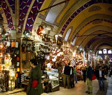 obchody na Grand Bazaar v Istanbule v Turecku