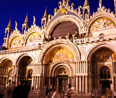 ច្រកចូលនៃវិហារ St. Mark's Basilica ក្នុងទីក្រុង Venice ប្រទេសអ៊ីតាលី