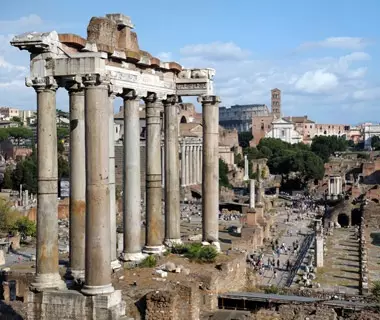 turisti al di fuori del Foro Romano a Roma, Italia