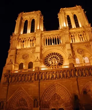 La cattedrale di Notre Dame di notte a Parigi, Francia