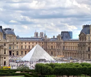 பிரான்சின் பாரிஸில் உள்ள Musée du Louvre இல் கண்ணாடி பிரமிடு